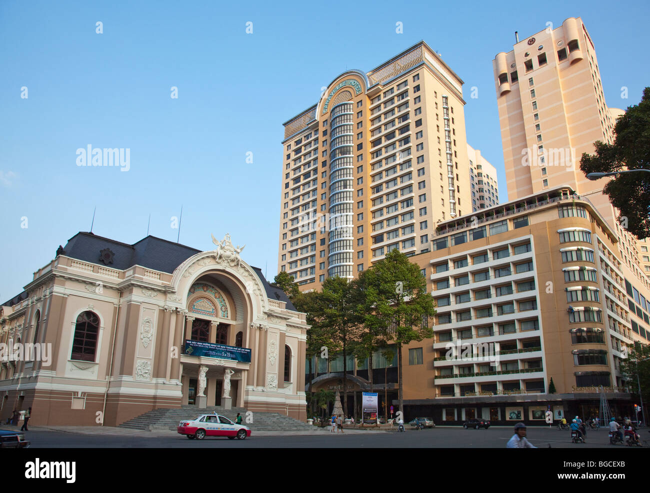 Opera house exterior hi-res stock photography and images - Alamy