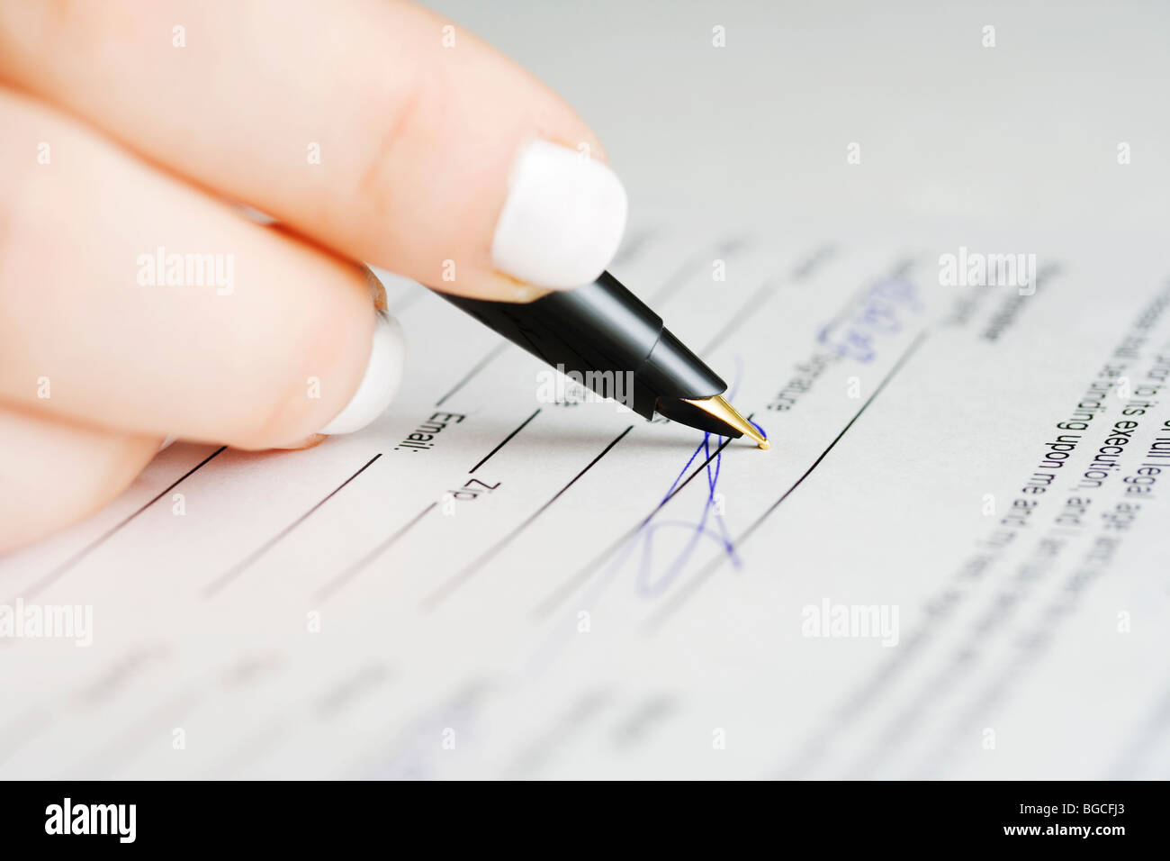 Female hand signing the contract Stock Photo - Alamy