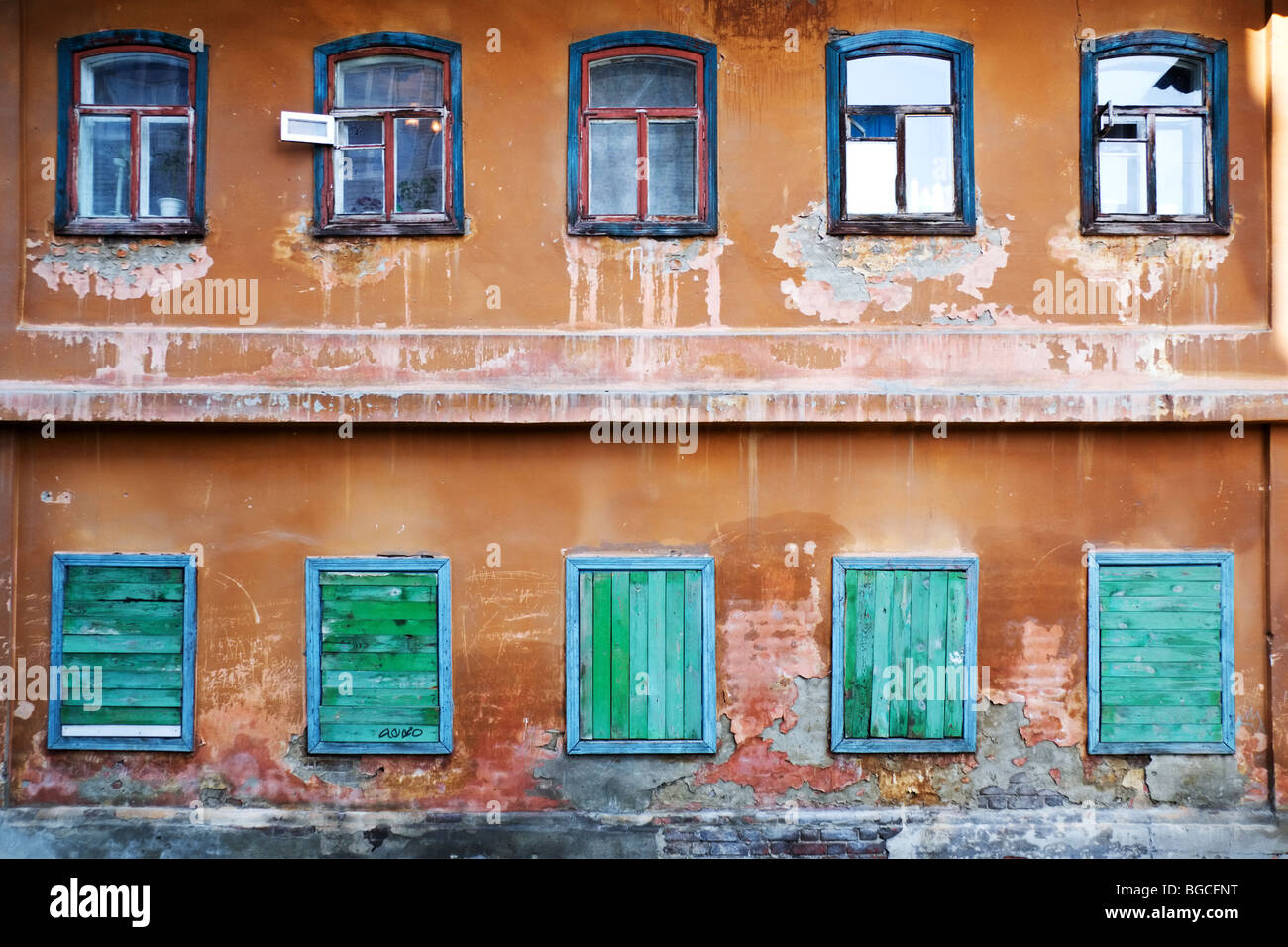 The wall of an old run-down building Stock Photo - Alamy