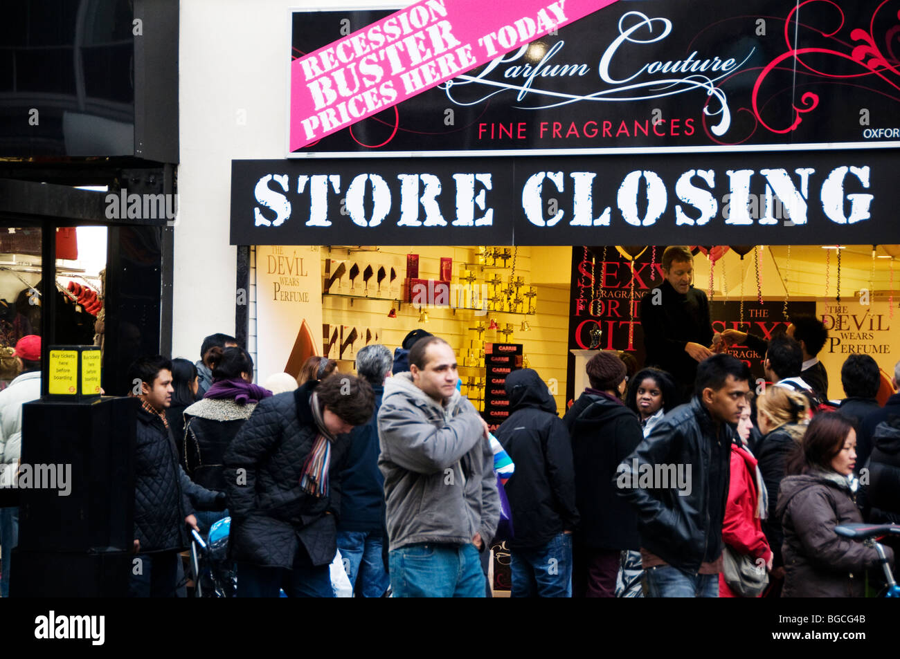 Oxford street sales crowd hi-res stock photography and images - Alamy
