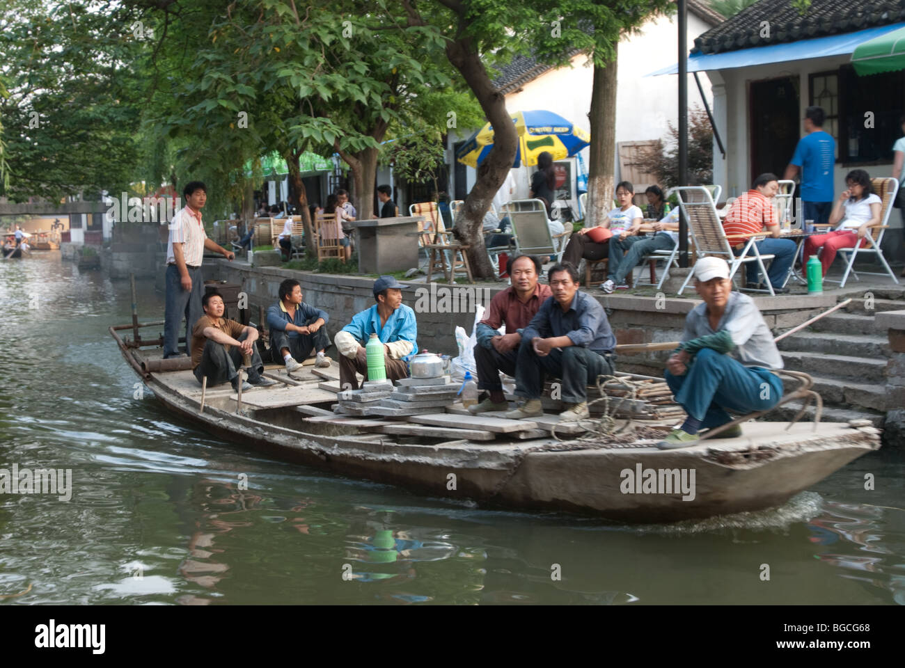China water canal workers hi-res stock photography and images - Alamy