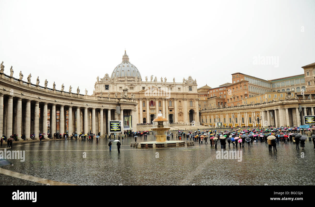 Tourist in St Peter's square Rome Italy during a rainy day Stock Photo ...