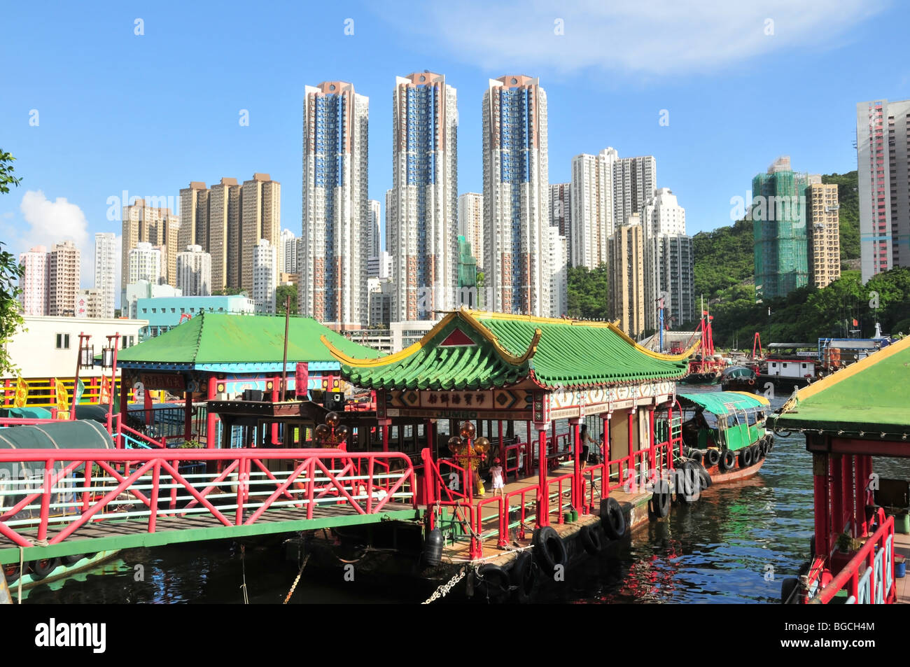 Jumbo Floating Restaurant Pier, visitors, sampan and shuttle barge ...
