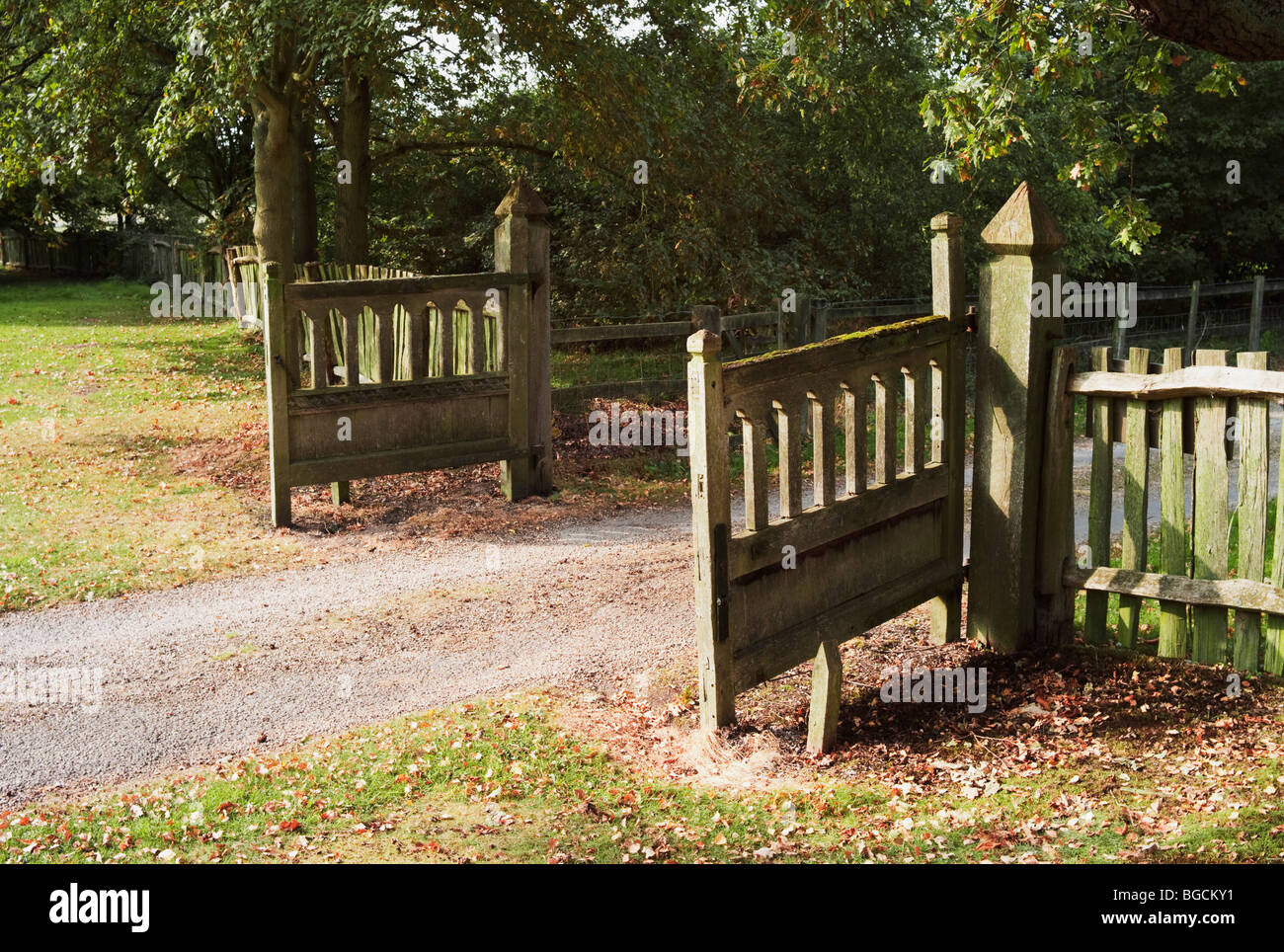 Country estate gates hi-res stock photography and images - Alamy