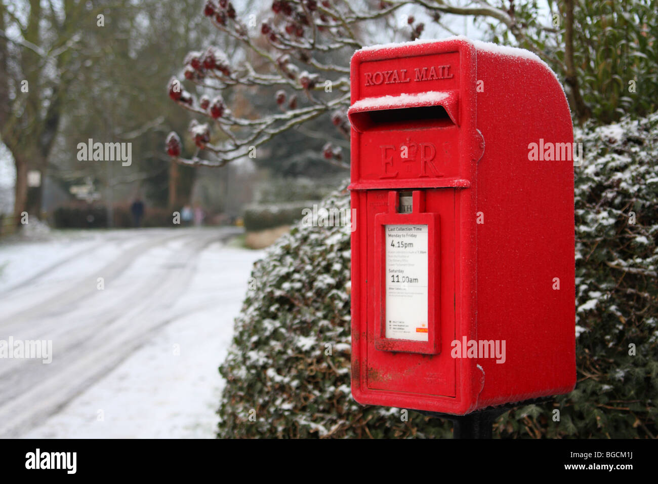 a-royal-mail-letter-box-in-a-village-in-the-u-k-stock-photo-alamy