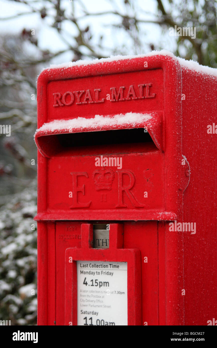 Royal mail letter box hi-res stock photography and images - Alamy