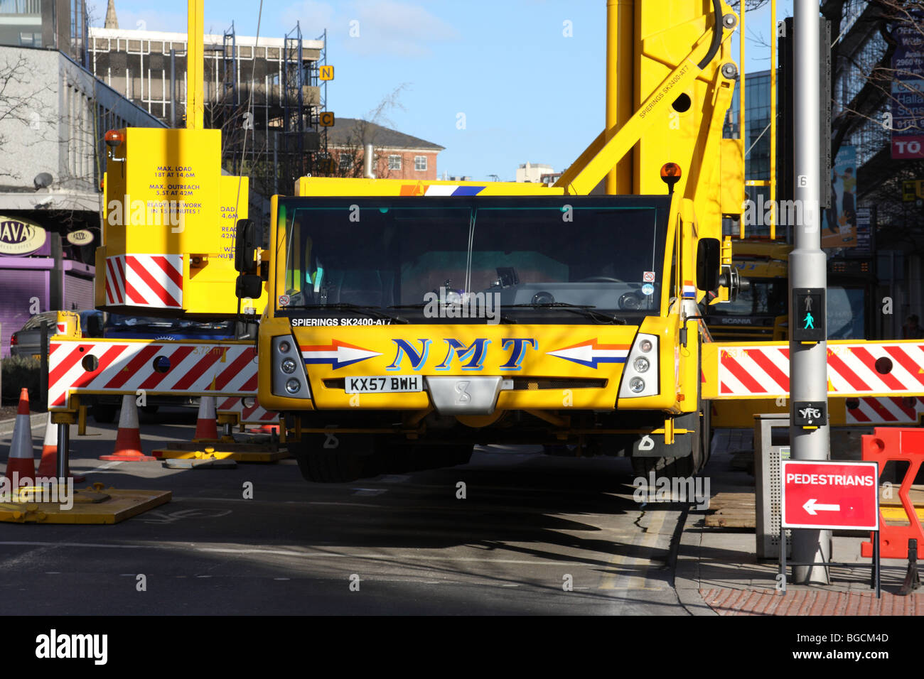 Mobile crane hi-res stock photography and images - Alamy