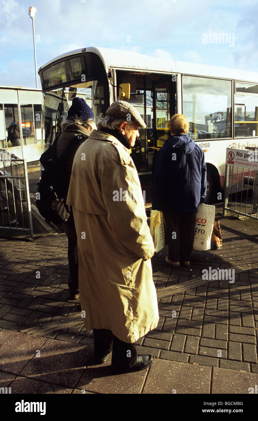 Very old man bus hi-res stock photography and images - Alamy