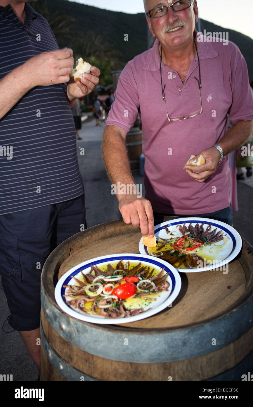 Improvised table hi-res stock photography and images - Alamy