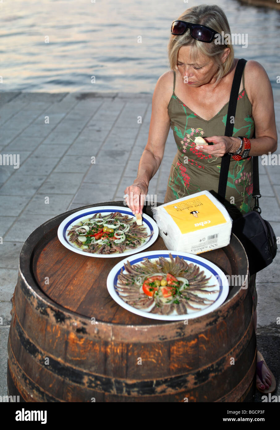 Improvised table hi-res stock photography and images - Alamy