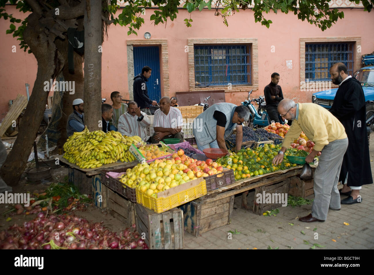 Fruit and vegetable stall in the souks of central Marrakech Stock Photo ...