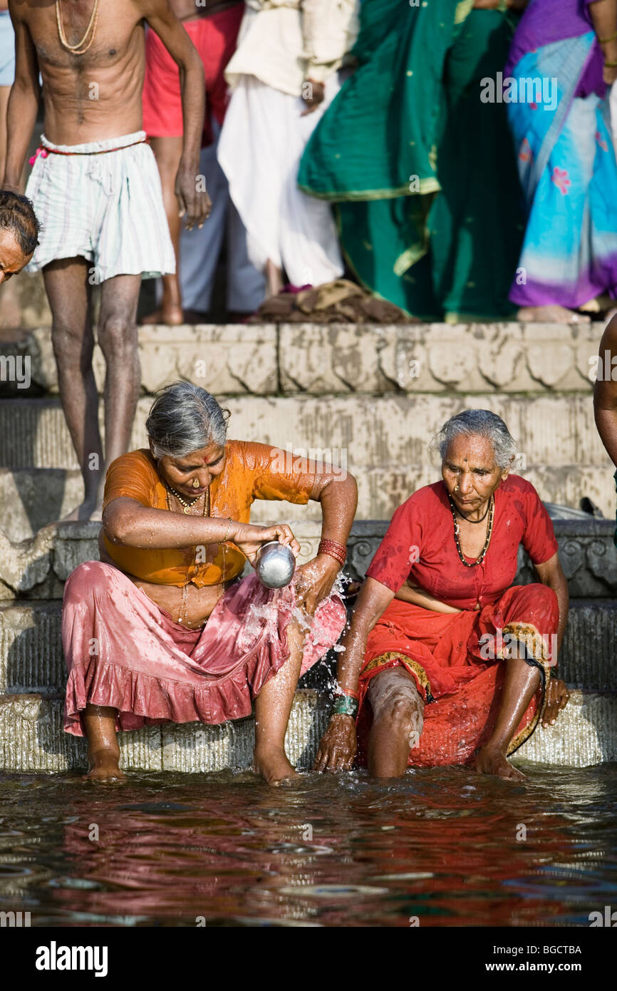 Hindu ritual bathing hi-res stock photography and images - Alamy