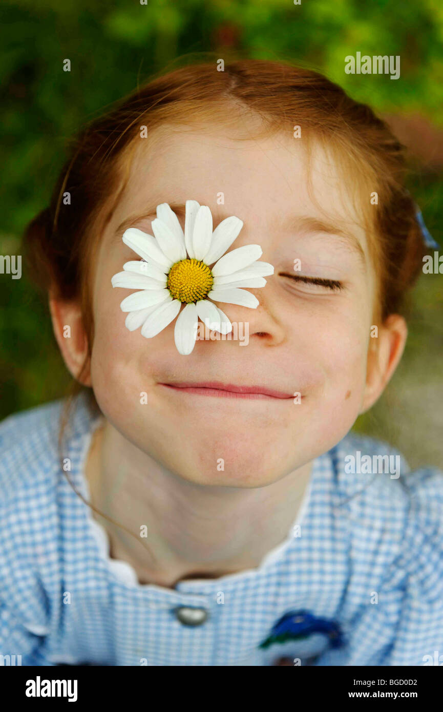 Red hair girl 10 daisy hi-res stock photography and images - Alamy