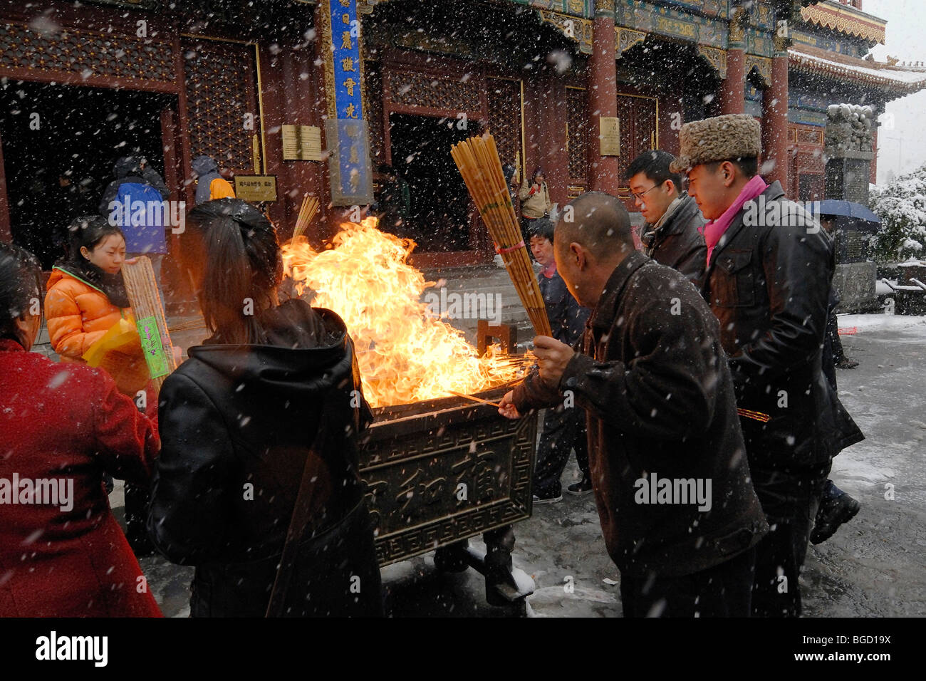 Lighting fire sticks hi-res stock photography and images - Alamy