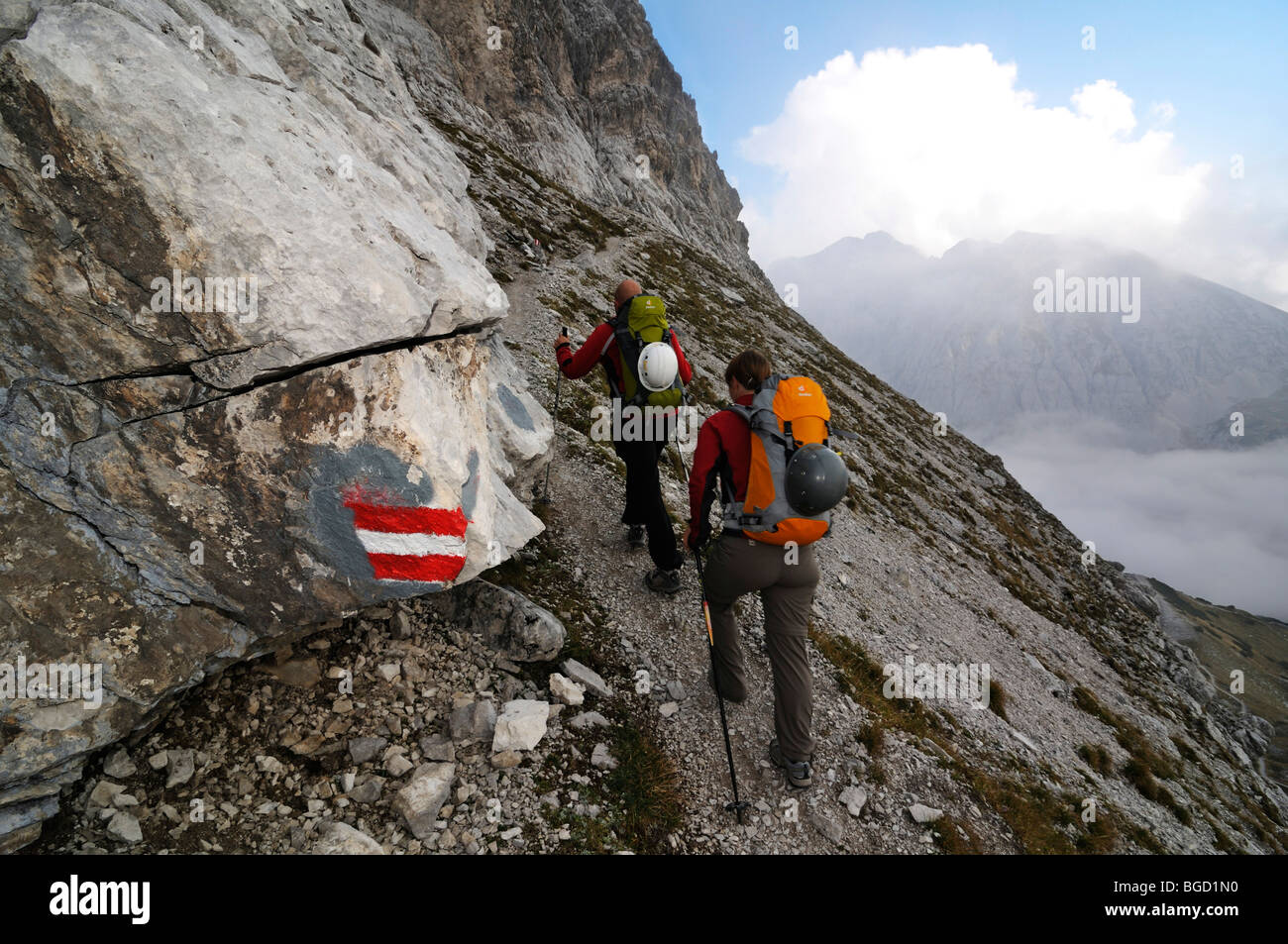 Hikers, Goetheweg trail, Karwendelgebirge mountains, Innsbruck, Tyrol ...