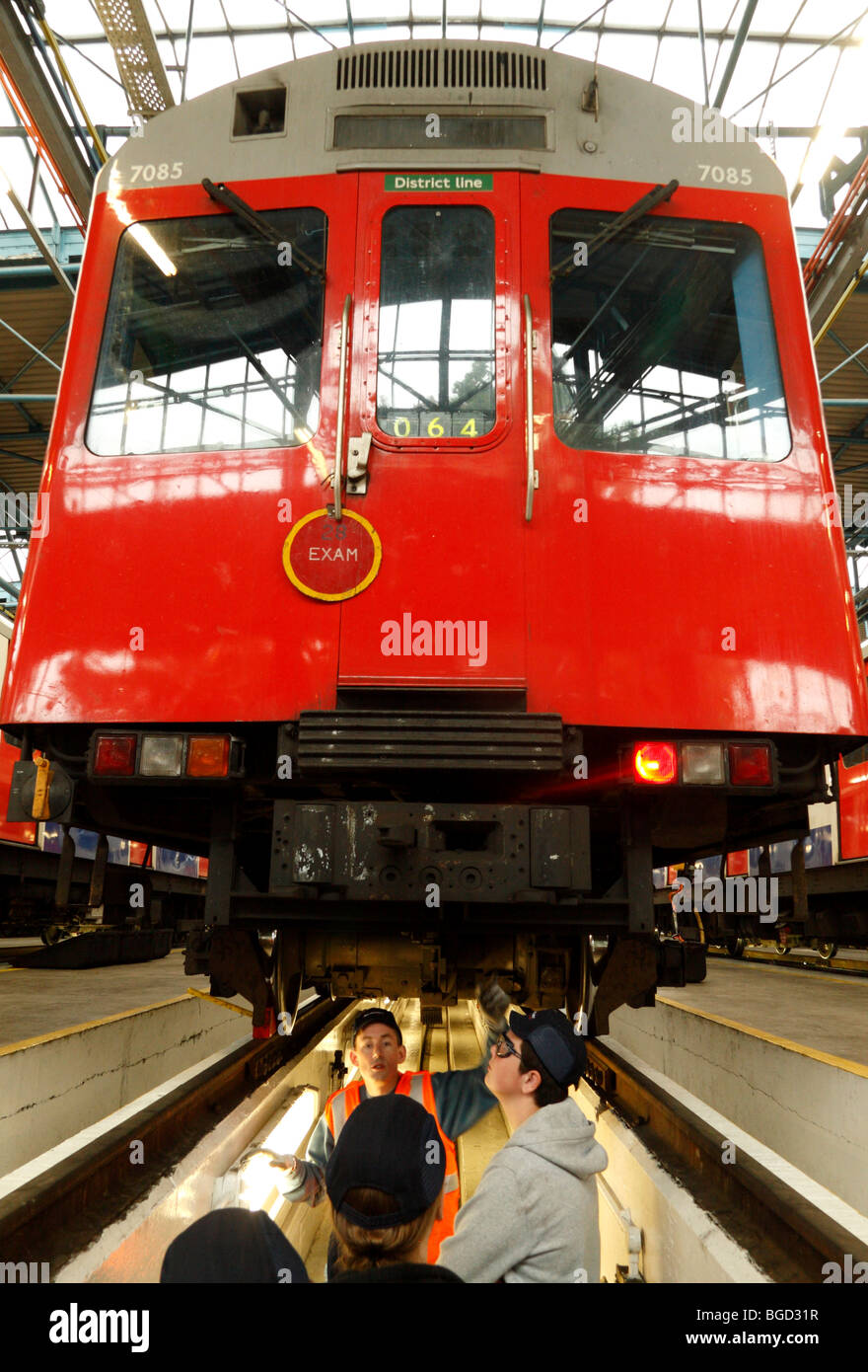 London underground tube train stock hi-res stock photography and images ...