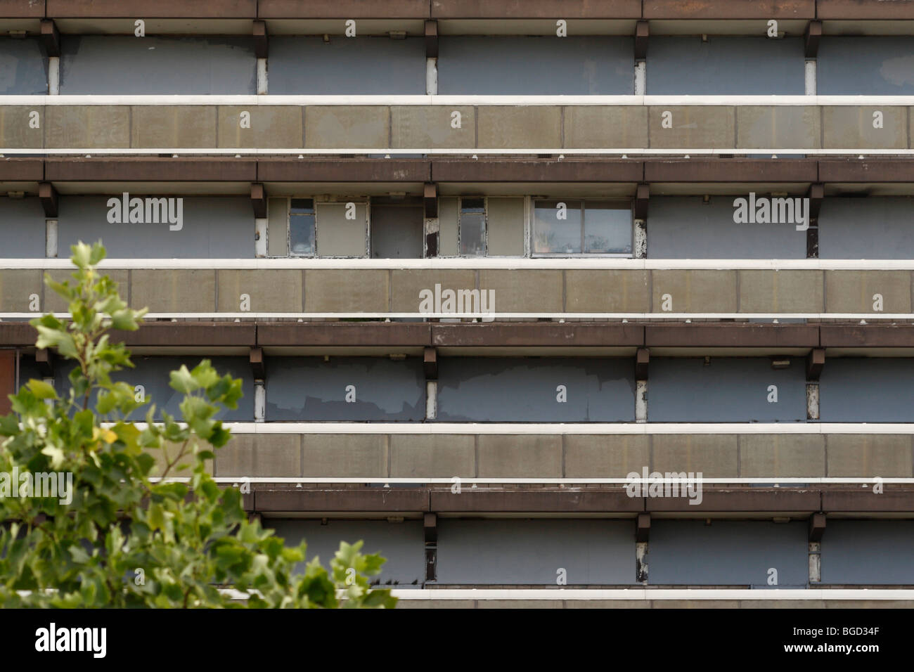 Boarded up council housing estate hi-res stock photography and images ...