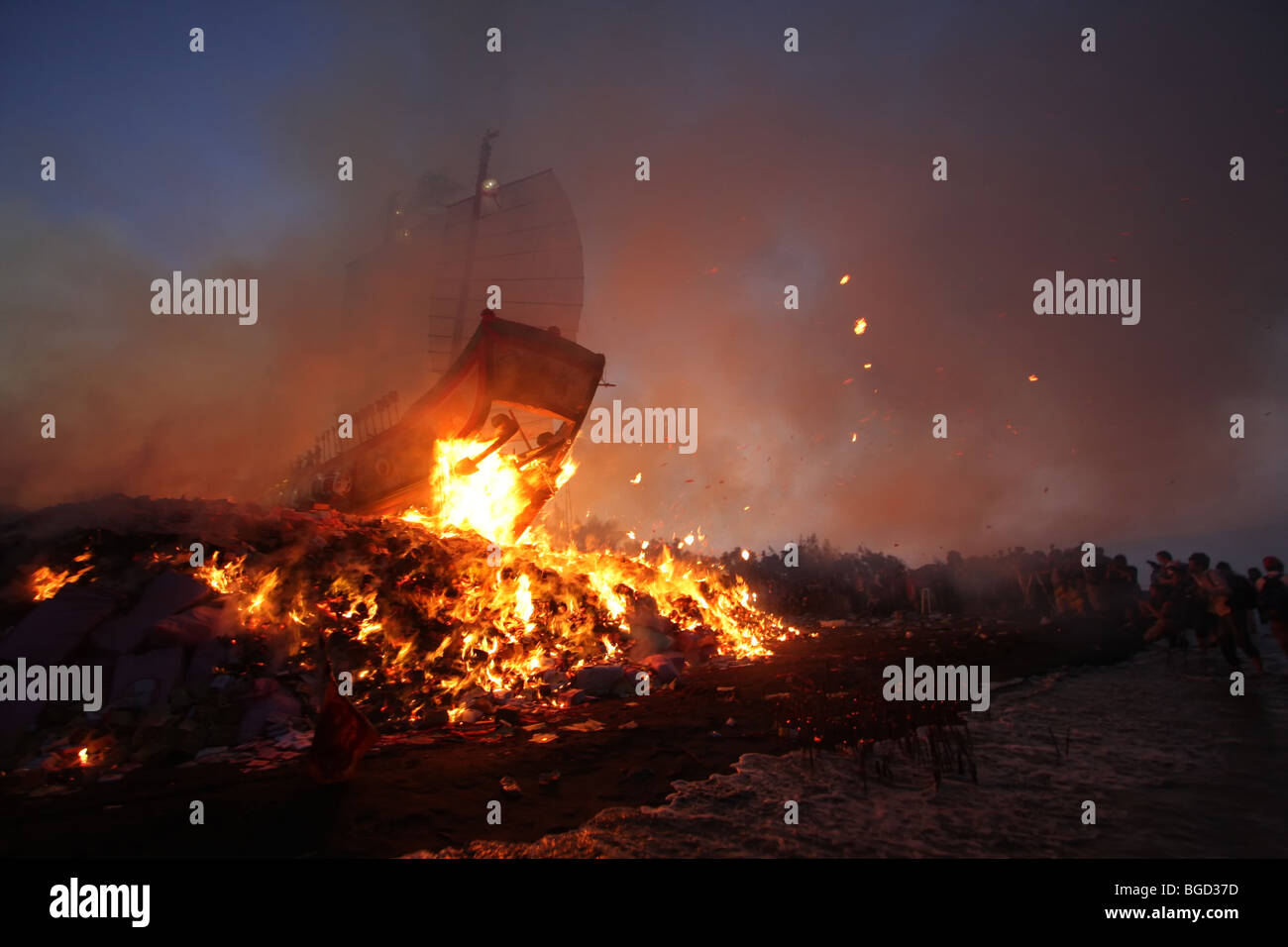 wood boat burning for a taiwanese festival Stock Photo - Alamy