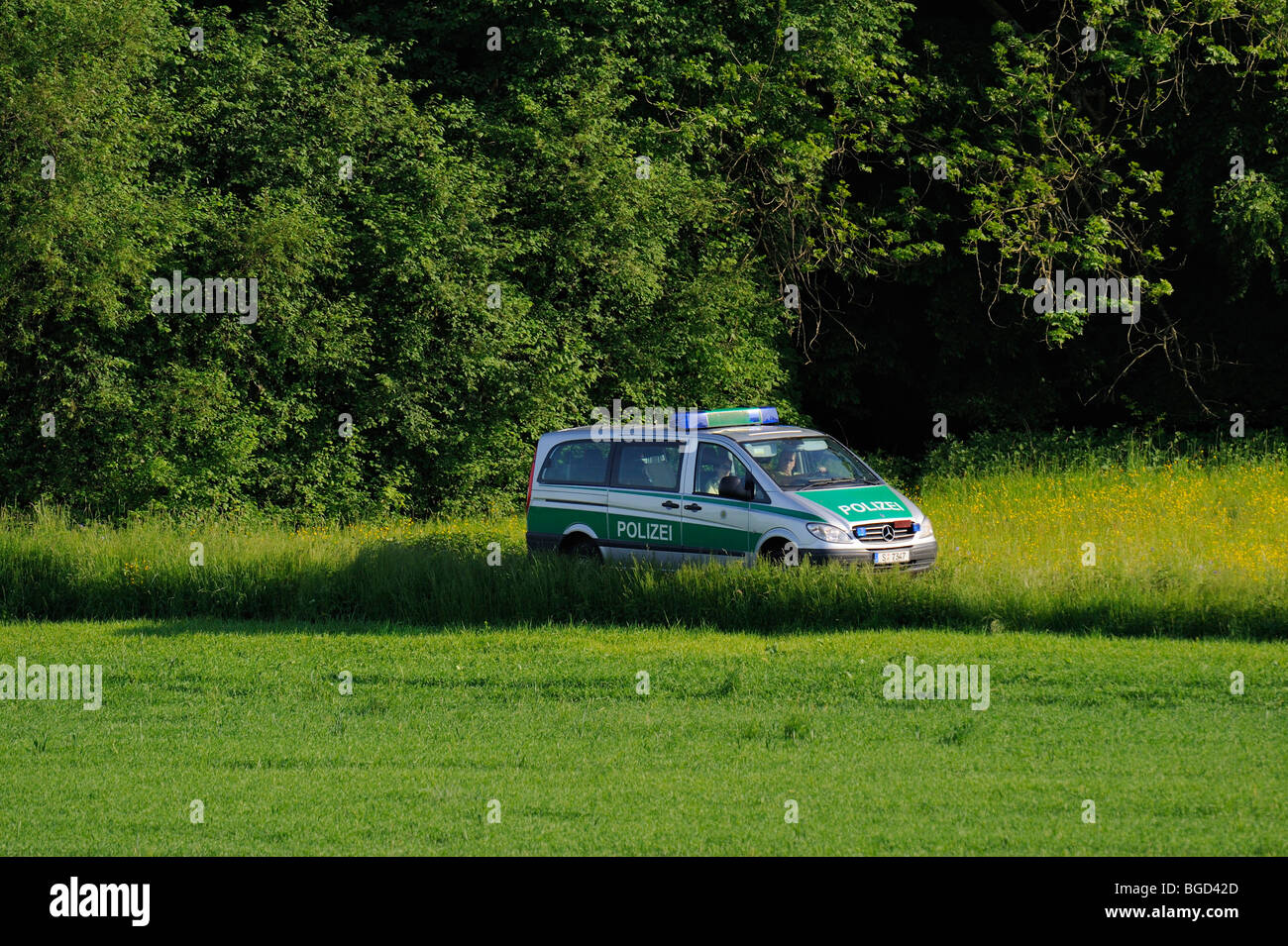 Polizei steht am polizeiwagen hi-res stock photography and images - Alamy