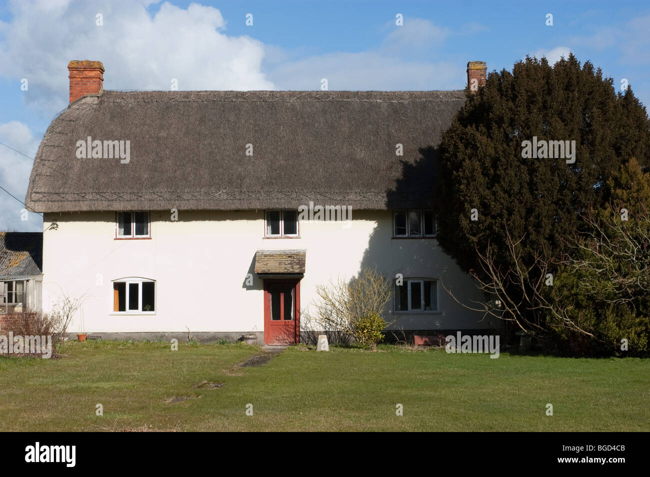 Thatched roof English cottage Stock Photo - Alamy