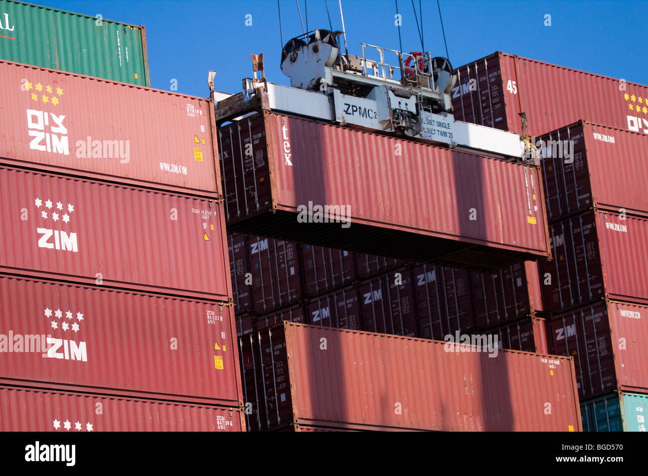 Off loading containers hi-res stock photography and images - Alamy
