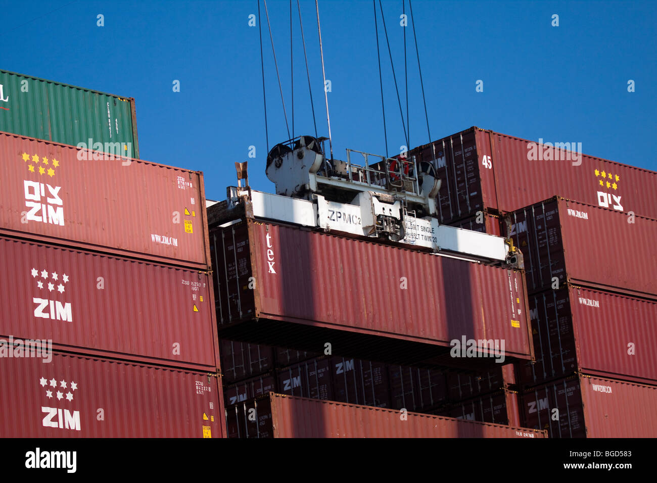 Off loading containers hi-res stock photography and images - Alamy