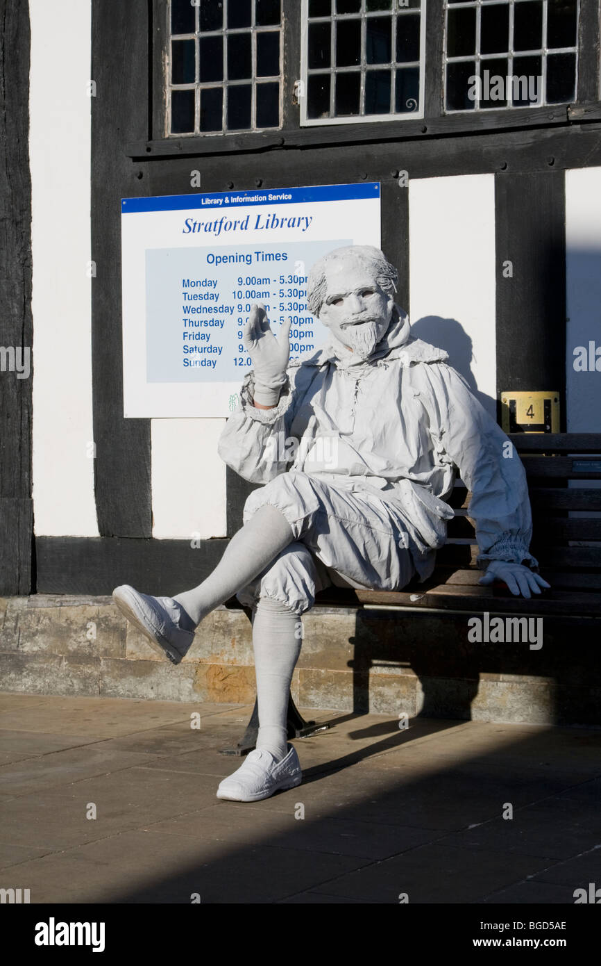 Living statue of William Shakespeare outside Stratford Library ...