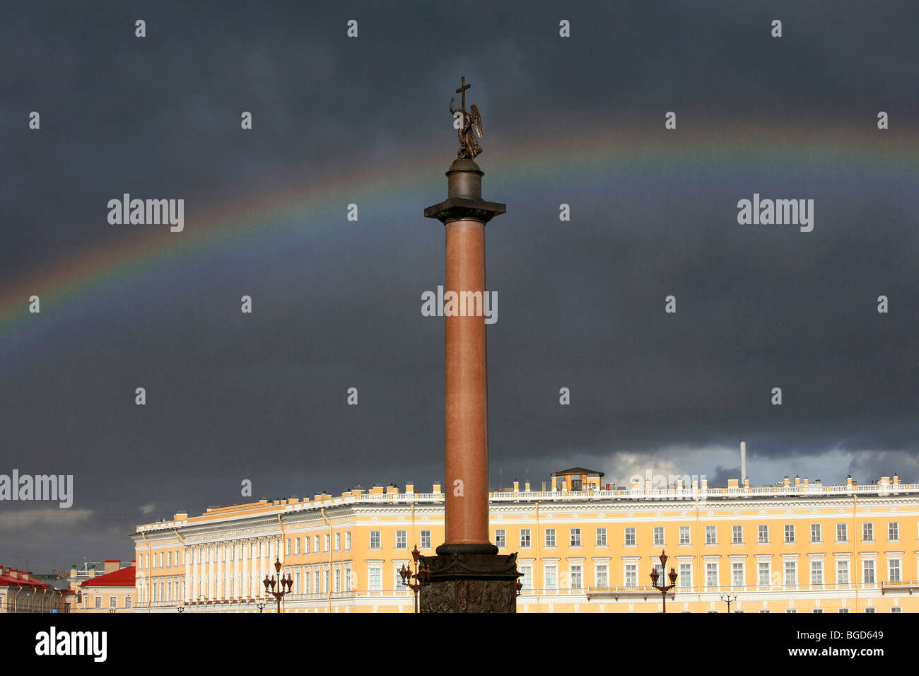 Rainbow over palace hi-res stock photography and images - Alamy