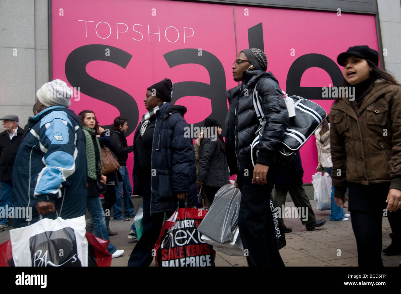 London crowd sale shop pavement hi-res stock photography and images - Alamy