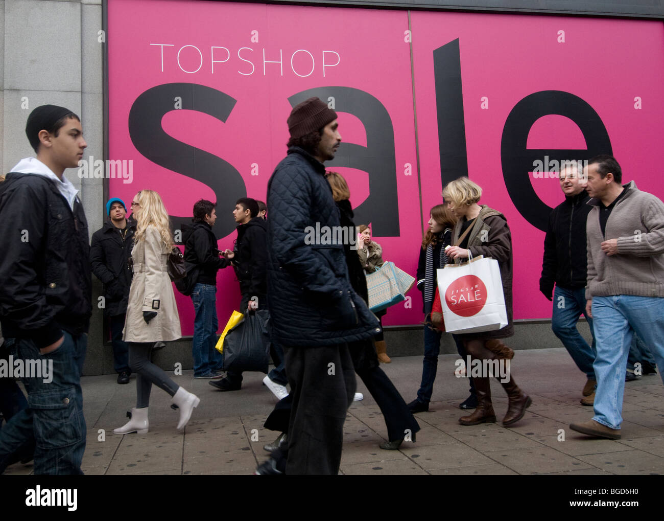 Mixed crowd oxford street hi-res stock photography and images - Alamy