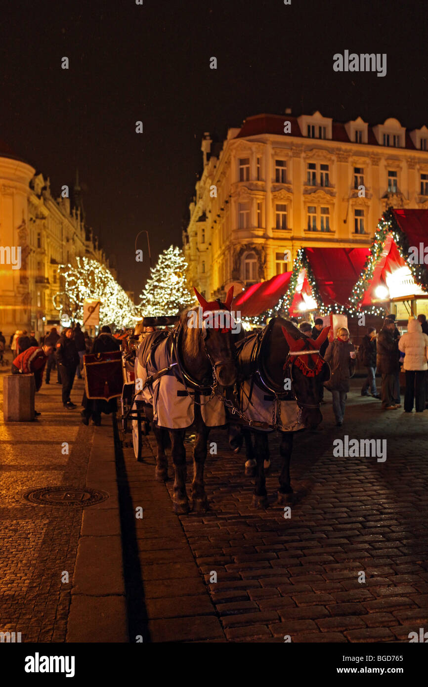 Horses and Carriages line the market square Stock Photo - Alamy