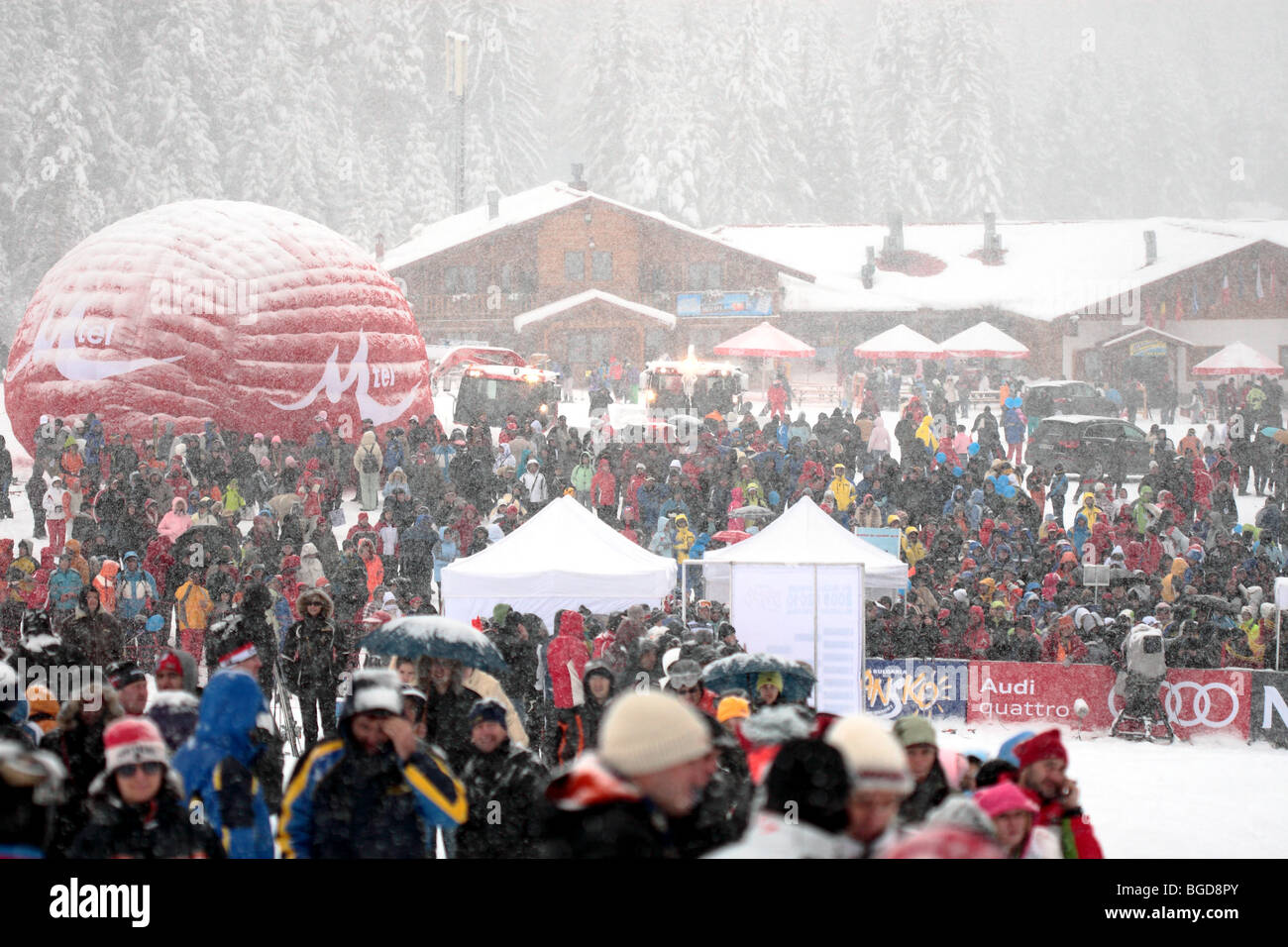 Race track crowd hi-res stock photography and images - Alamy