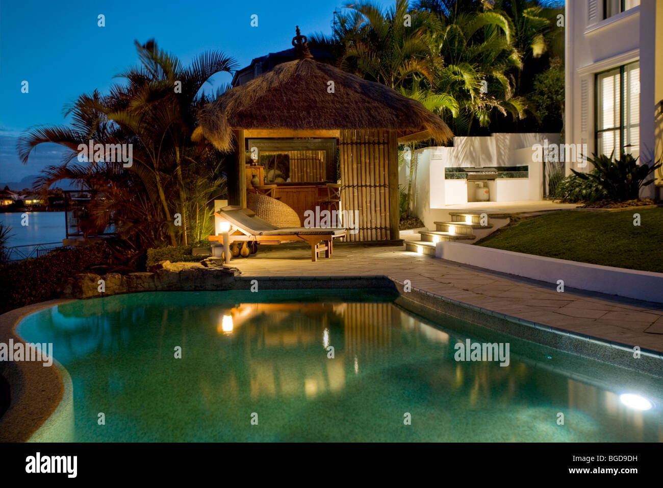 White mansion pool night hi-res stock photography and images - Alamy