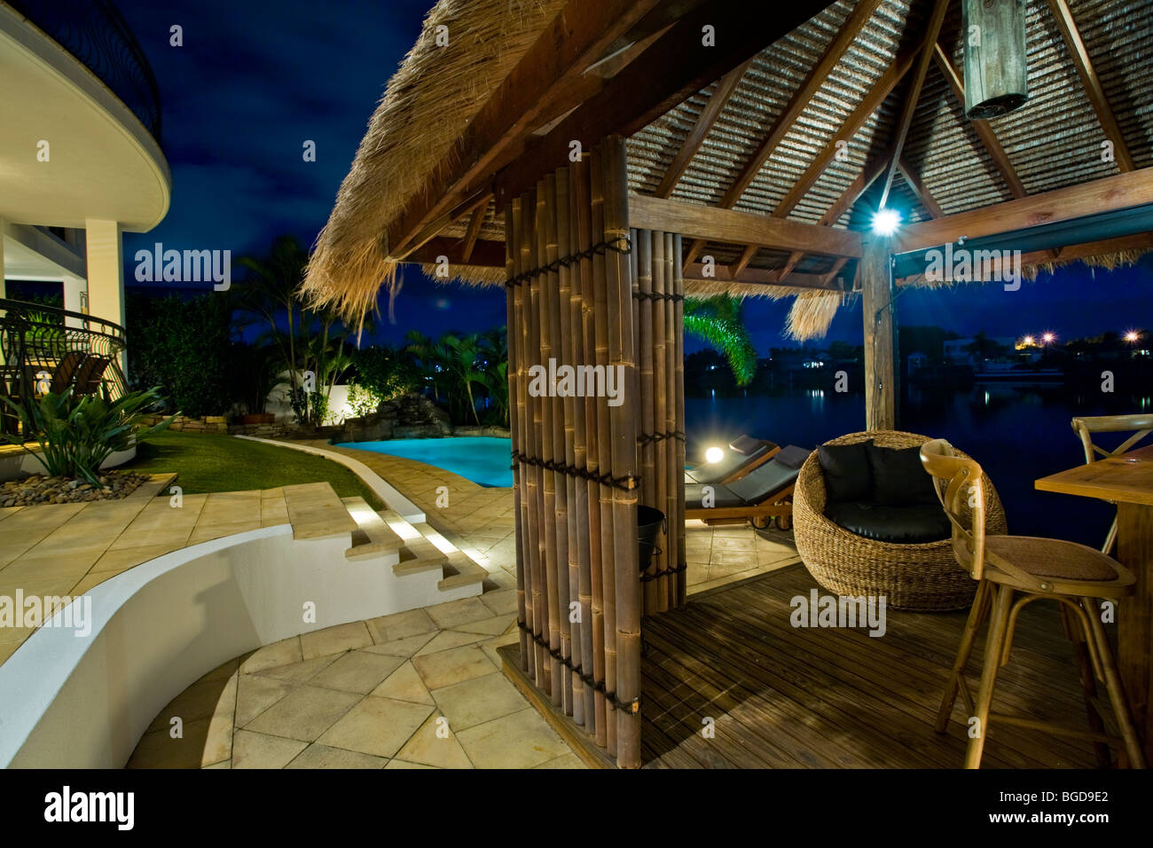 White mansion pool night hi-res stock photography and images - Alamy