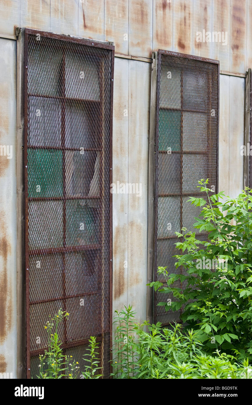 Broken factory windows hi-res stock photography and images - Alamy