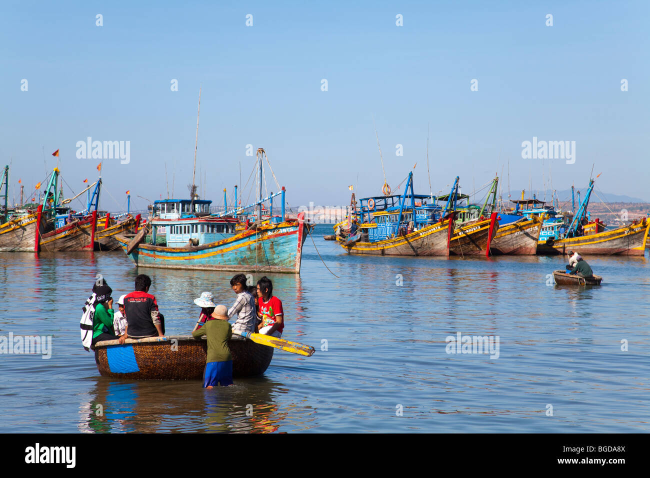 Vietnamese round boat hi-res stock photography and images - Alamy