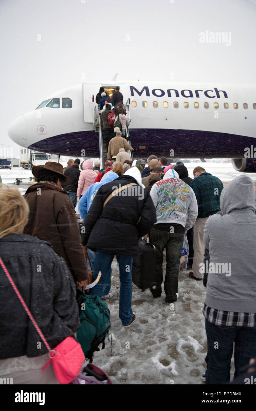 Plane runway snowstorm hi-res stock photography and images - Alamy