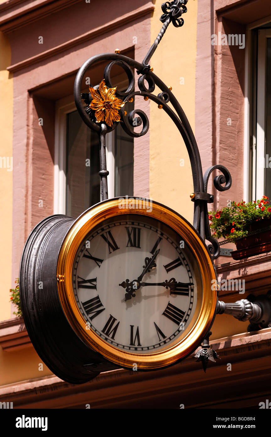 Large clock outside jewellery store hi-res stock photography and images ...