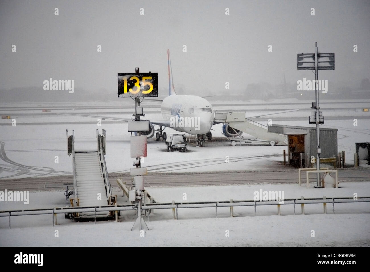 Gatwick snow plane hi-res stock photography and images - Alamy