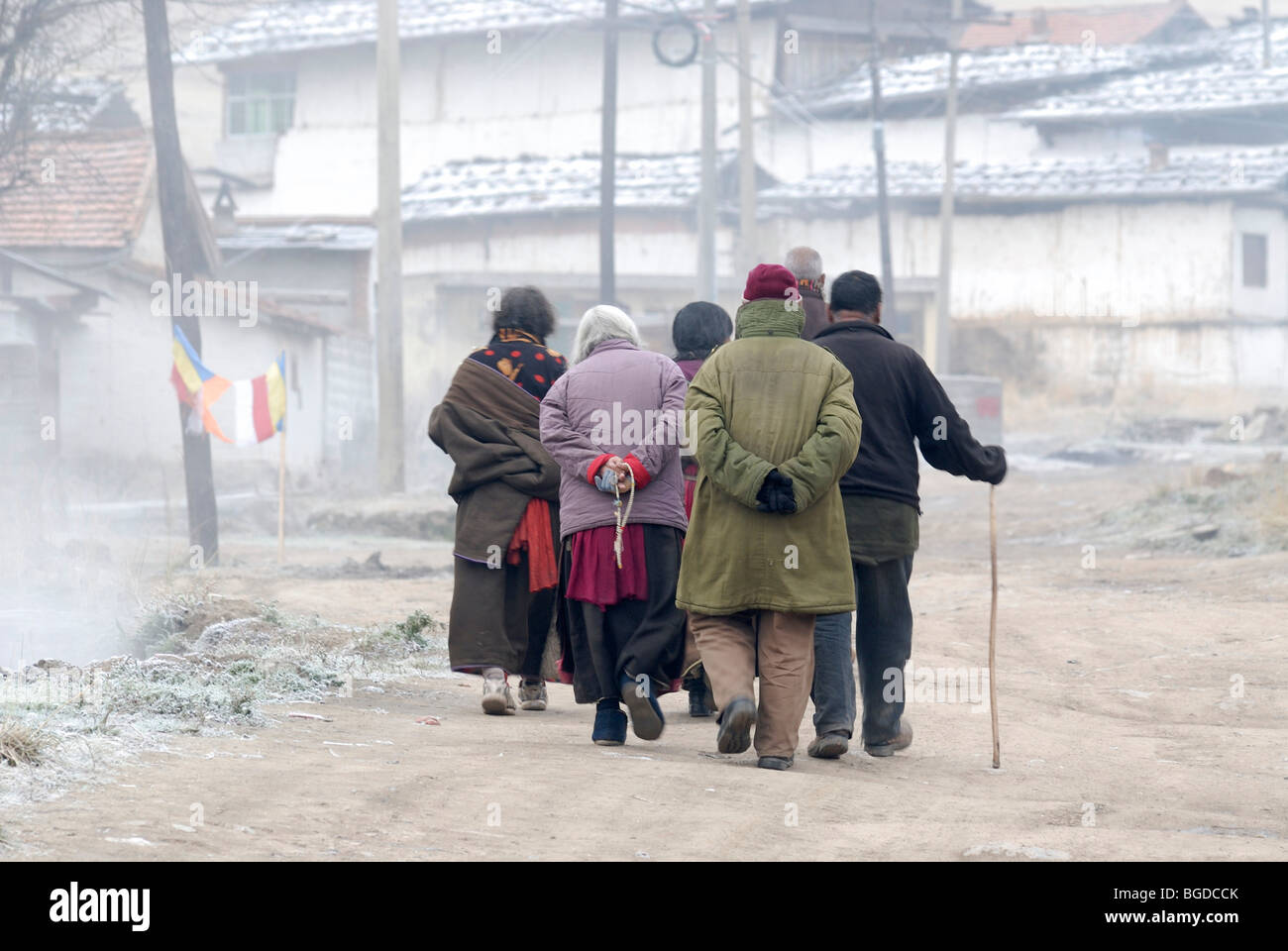 Pilgrims in icy weather, the Tibetan Dachang Lhamo Kirti monastery ...