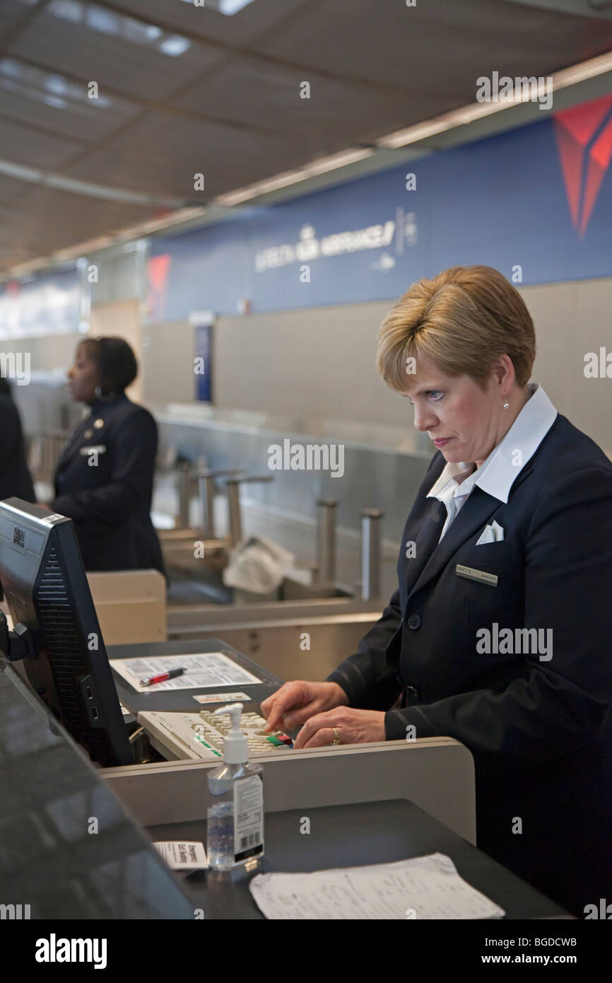 Detroit metropolitan airport terminal hi-res stock photography and ...