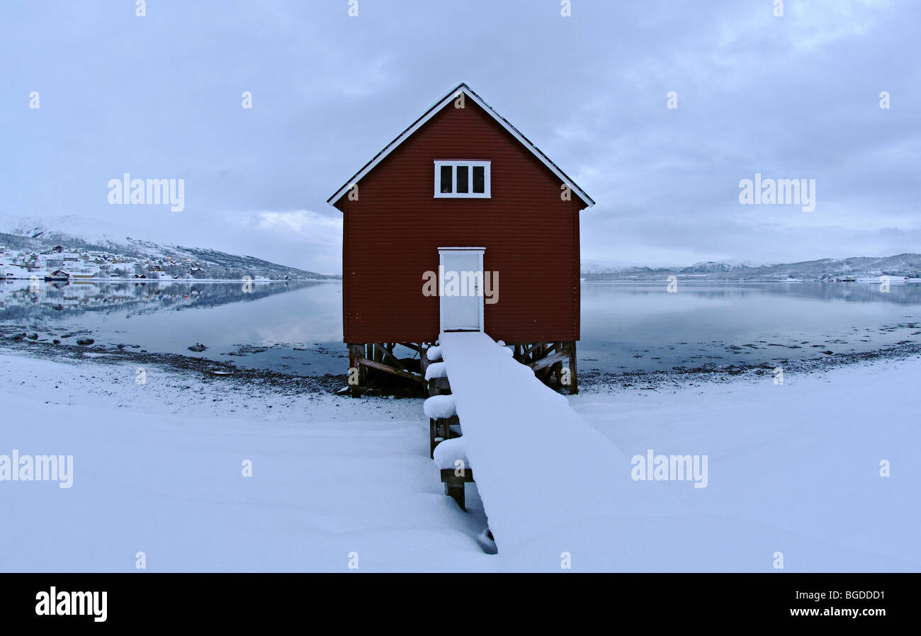 Red boathouse hi-res stock photography and images - Alamy