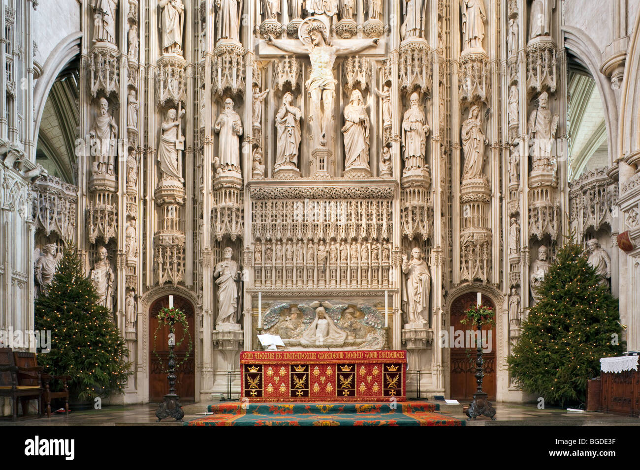Altar at St Albans Abbey with Christmas decorations Stock Photo - Alamy