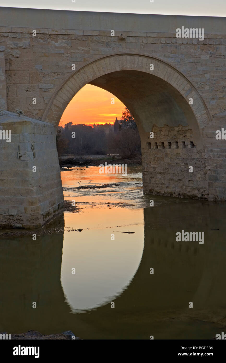 Puente Romano (bridge) spanning the Rio Guadalquivir (river) at sunset ...