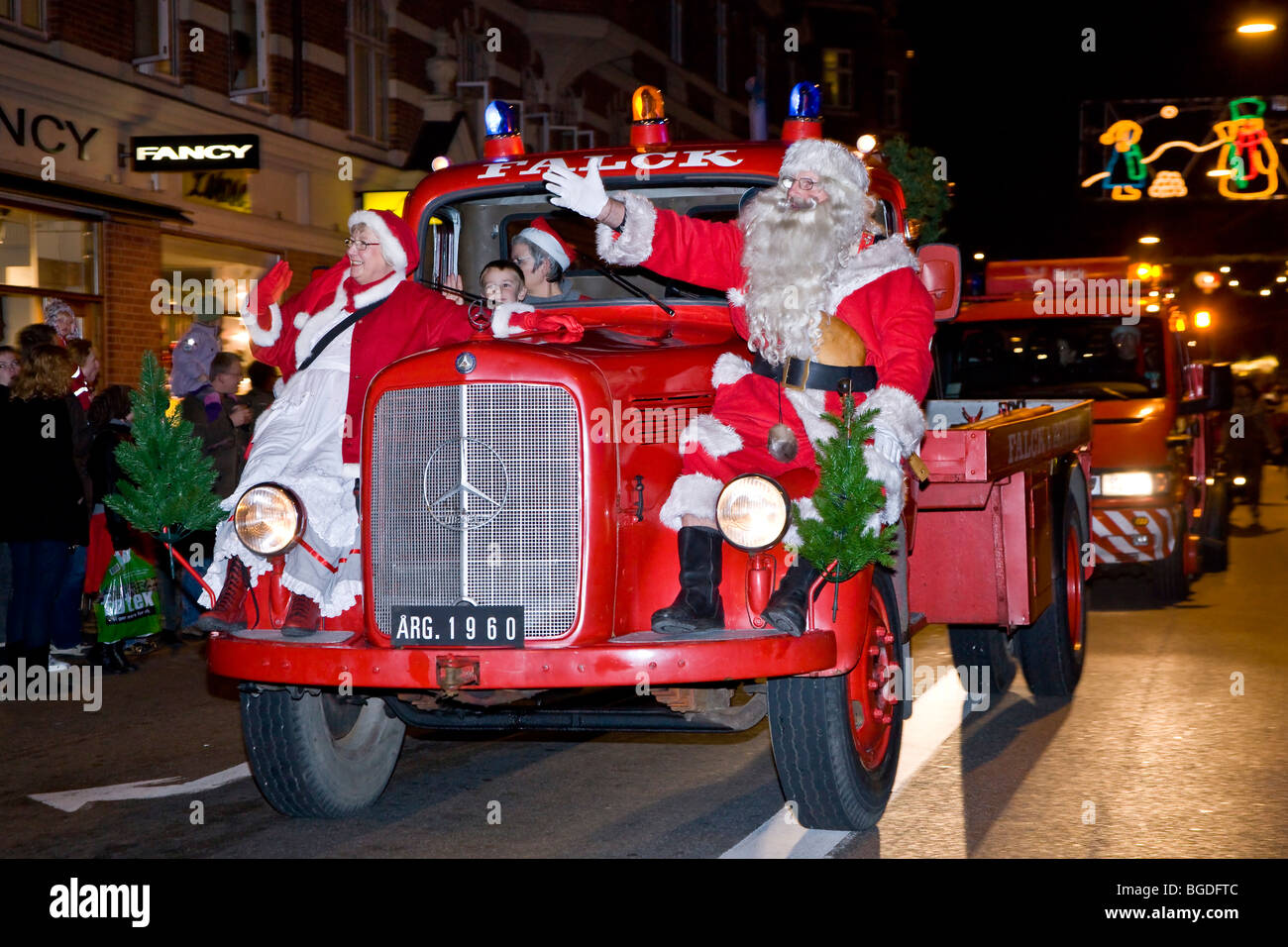 Women dressed as santa hi-res stock photography and images - Alamy