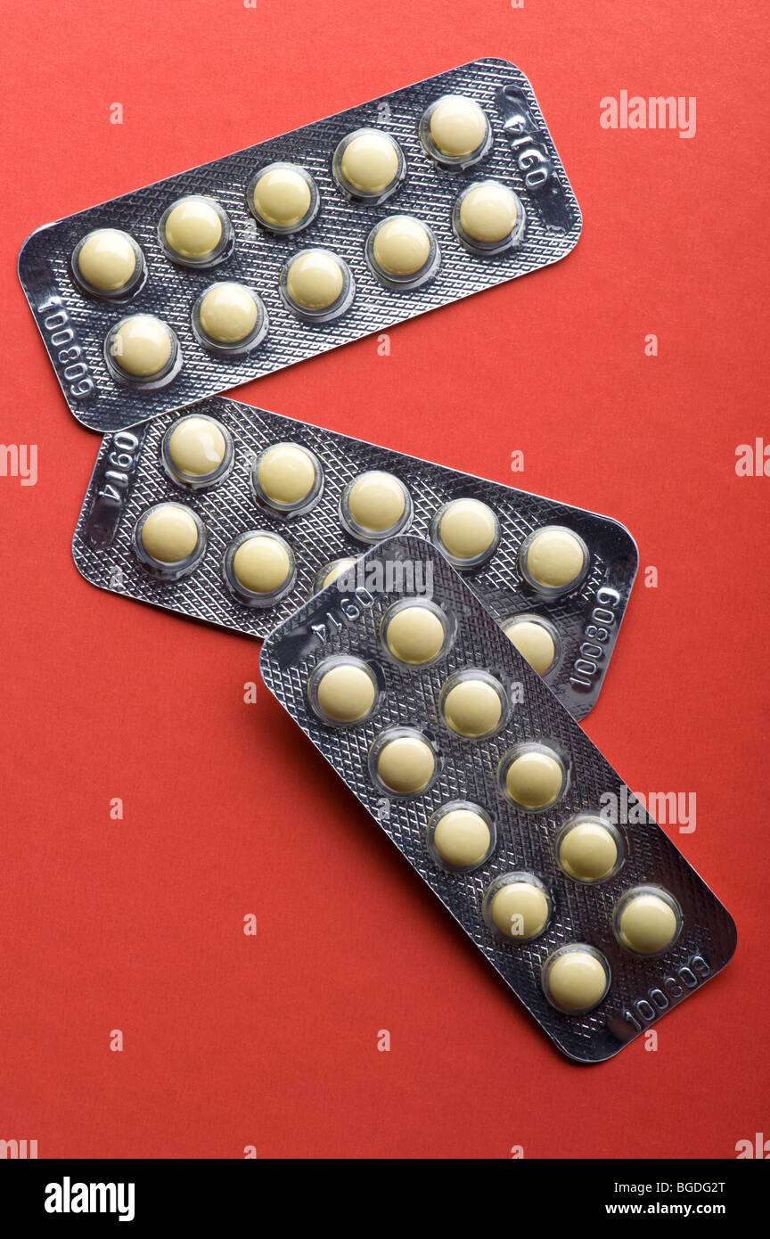 Red tablet pill hi-res stock photography and images - Alamy
