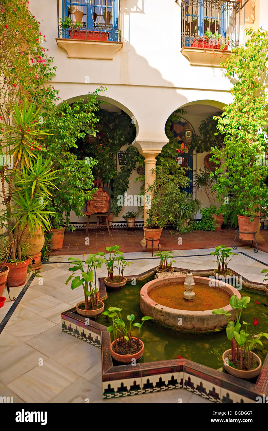 Court yard or courtyard hi-res stock photography and images - Alamy