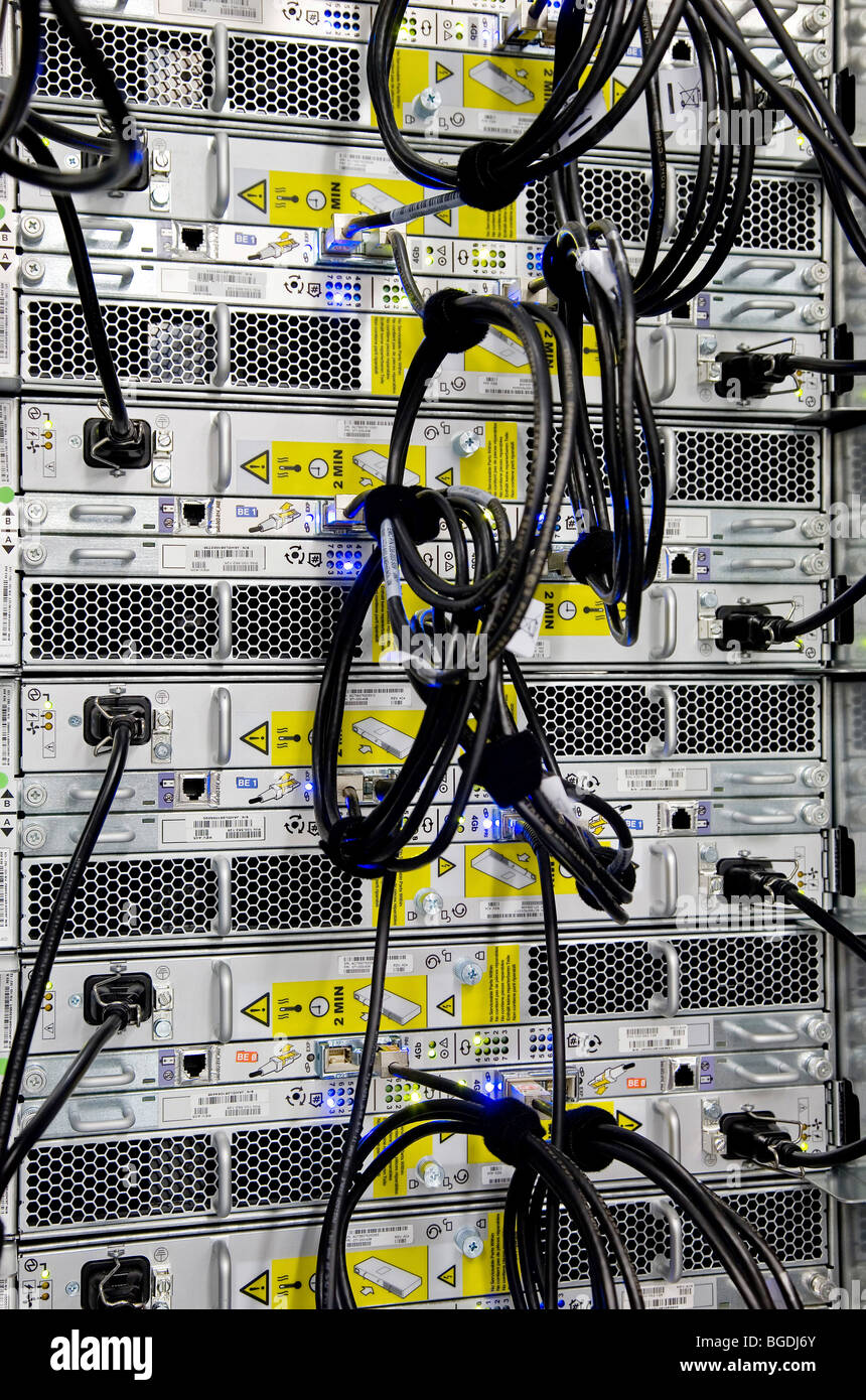 Verkabelung von rechenzentren hi-res stock photography and images - Alamy