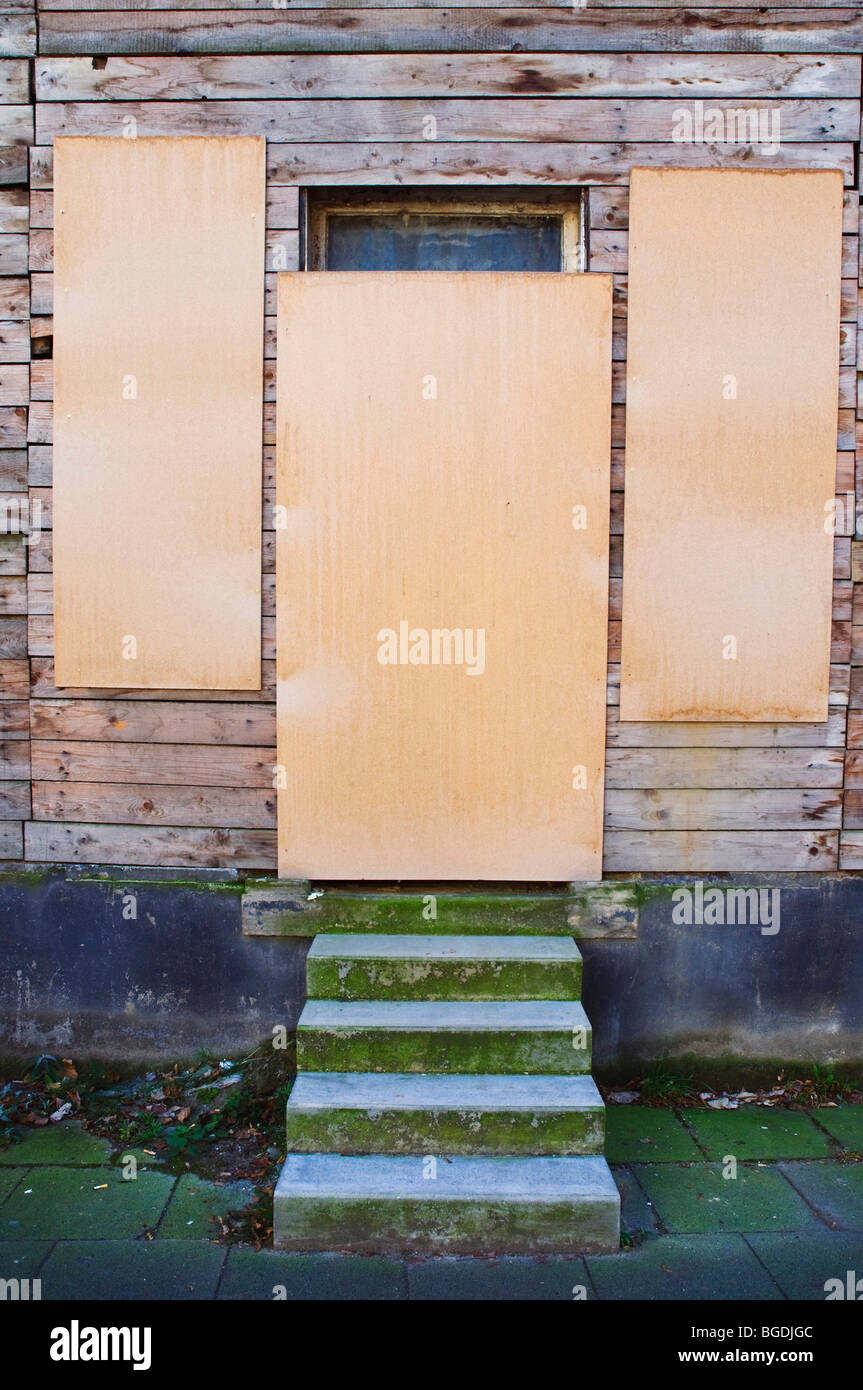 House boarded up windows hi-res stock photography and images - Alamy