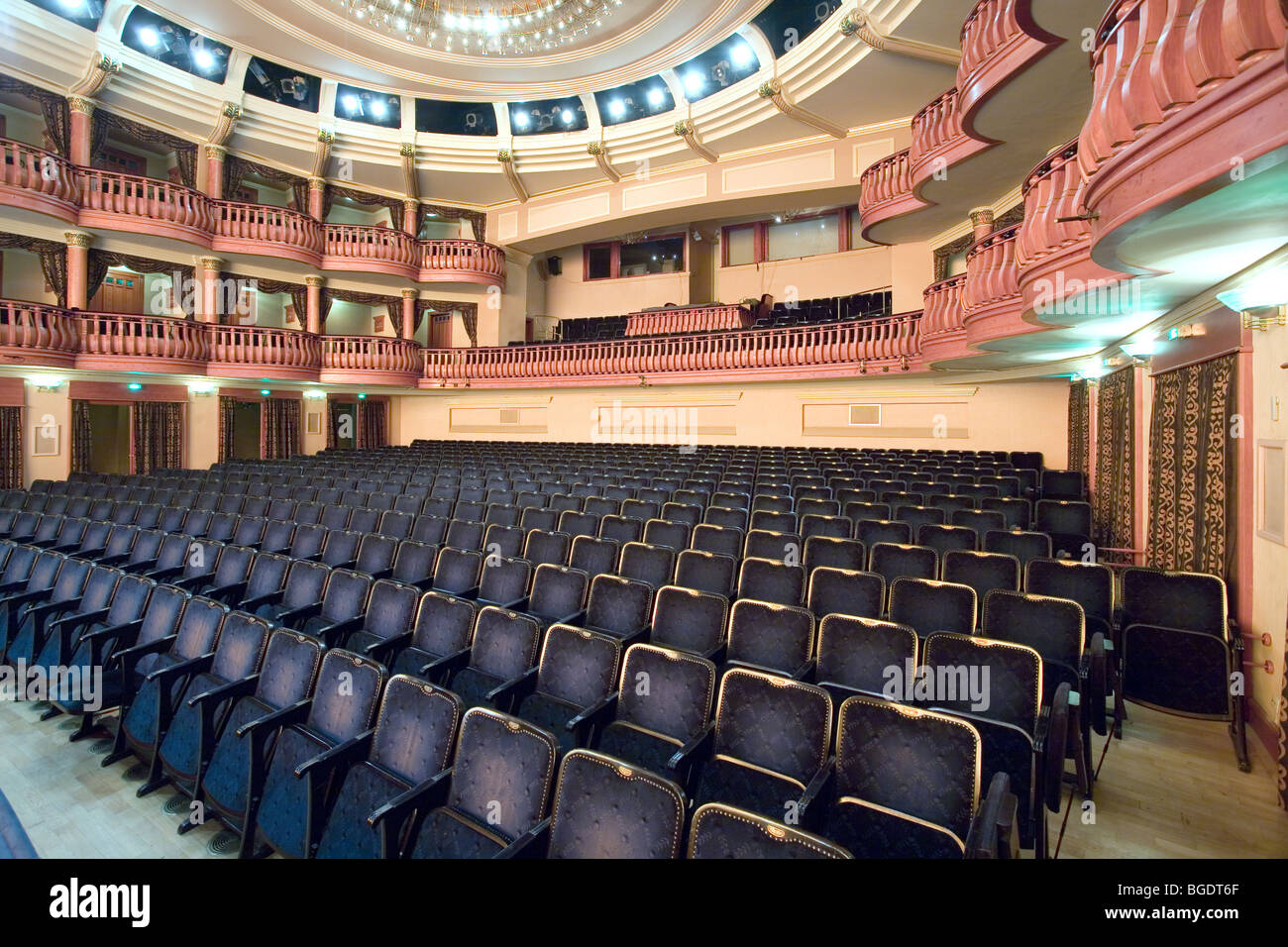 Theater stage audience hi-res stock photography and images - Alamy